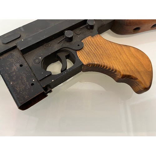 Militaria, American Army motorcycles WWII, a US Thompson sub machine ...