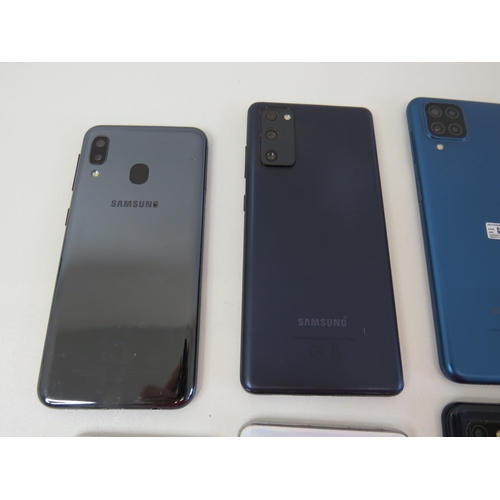 Ten assorted Samsung mobile phones - untested.