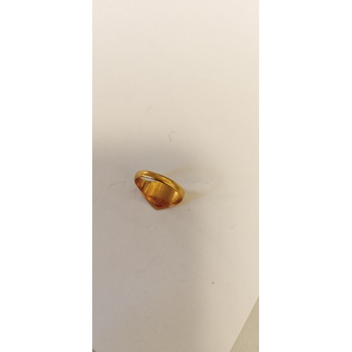 18 Carat gold cygnet ring 3.1g approx