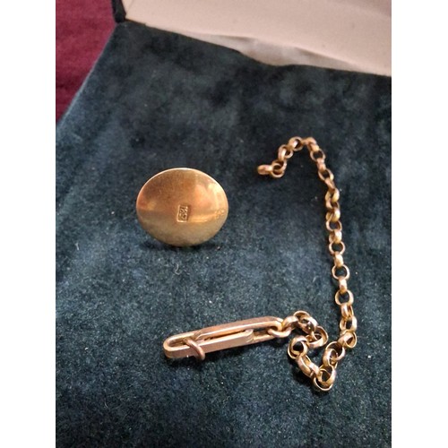 18 carat gold collar pin 1g approx plus part of a chain