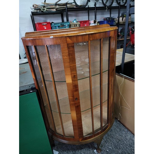 A good quality glass fronted oval display cabinet with 2x glass shelves ...