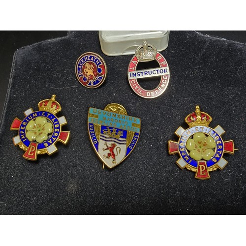 A quantity of collectable pin badges to include 2x WWII British ...