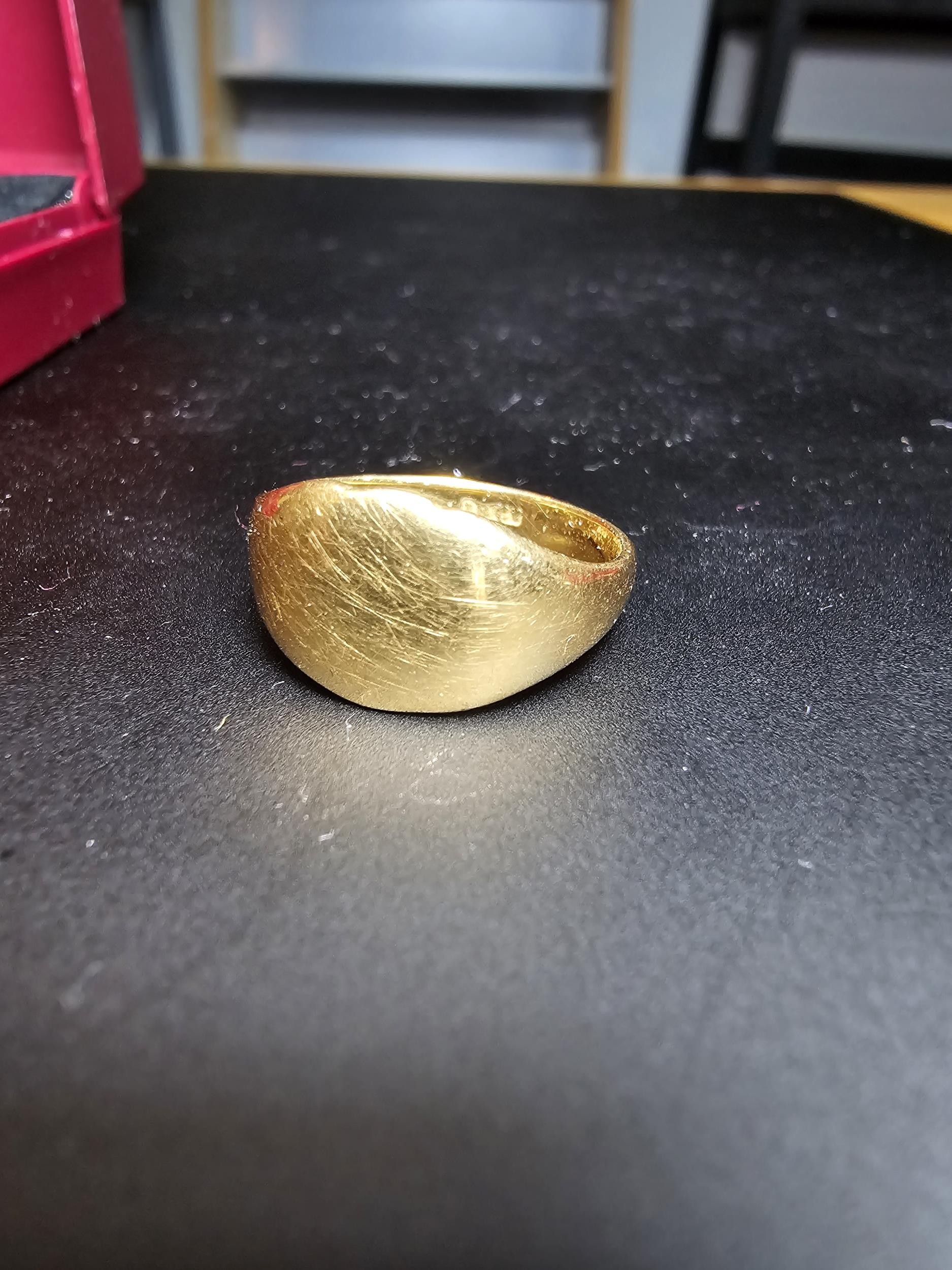 An 18ct yellow gold ring with a blank cartouche to the top. In clean ...