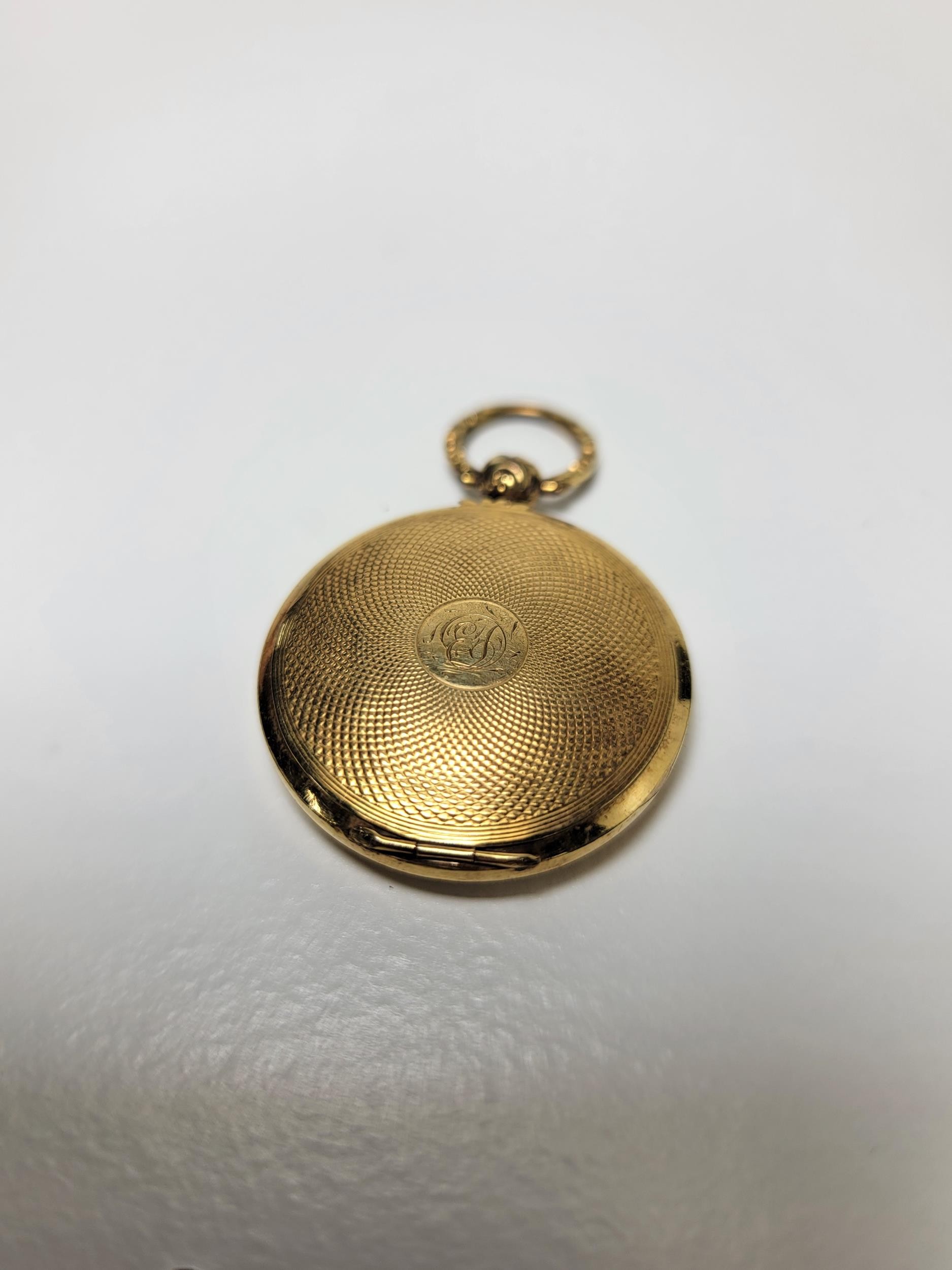 Good quality 9ct gold tested locket with intricate machine turned ...