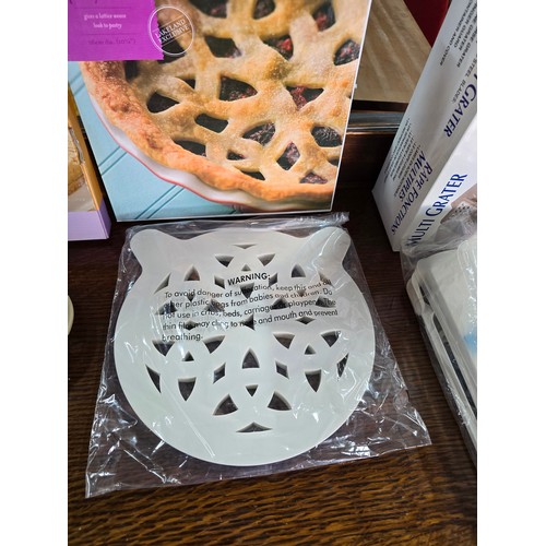 4x boxed kitchen accessories inc a Multi grater, a Lakeland shortbread ...