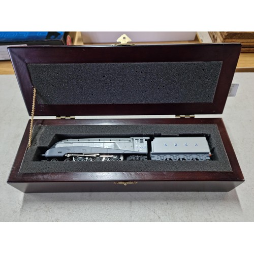 A stunning Hornby R099 Silver Fox 2512 locomotive and tender class A4-6 ...