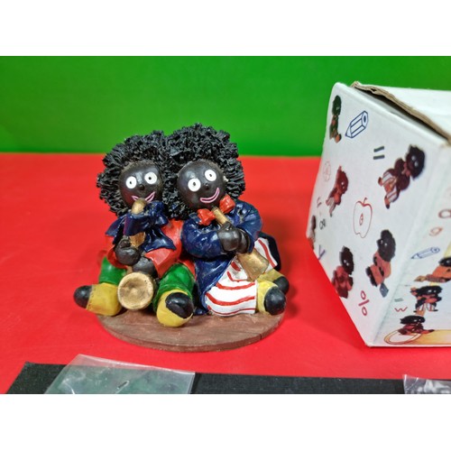 A collection of 14x vintage new and sealed Robertson's jam Golly badges ...