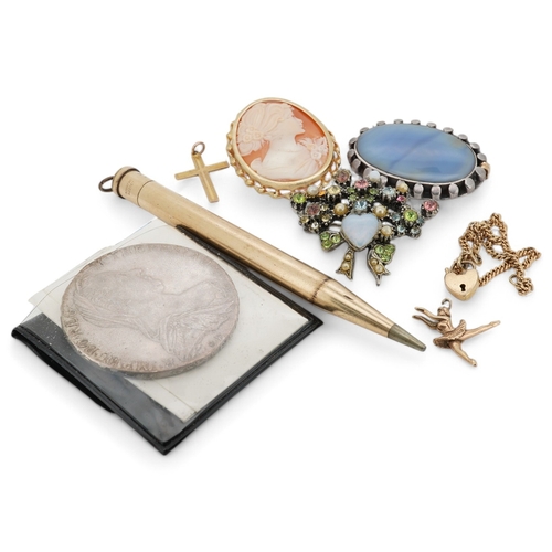 Minor jewellery including a 9ct cross pendant, a 9ct gold bracelet, a ...