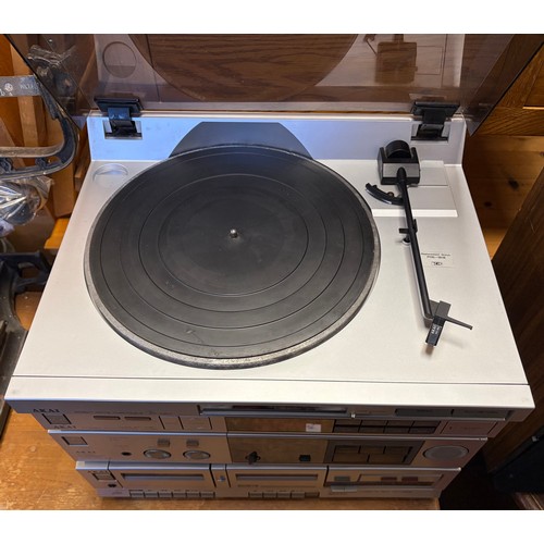 An Akai Hi-Fi stacking stereo system, comprising a turntable Ap-A201 ...