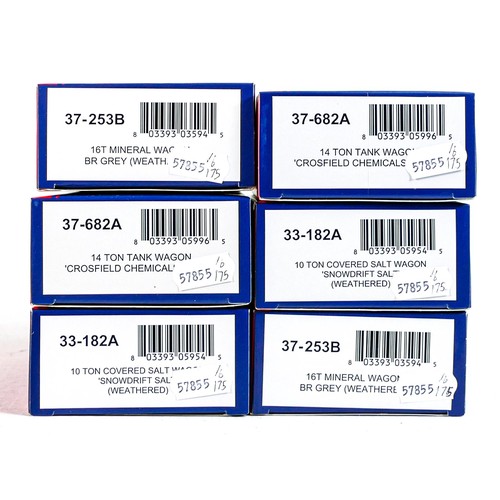 Model trains - Two Bachmann 37-253B 16 ton steel mineral wagons, Two 33 ...