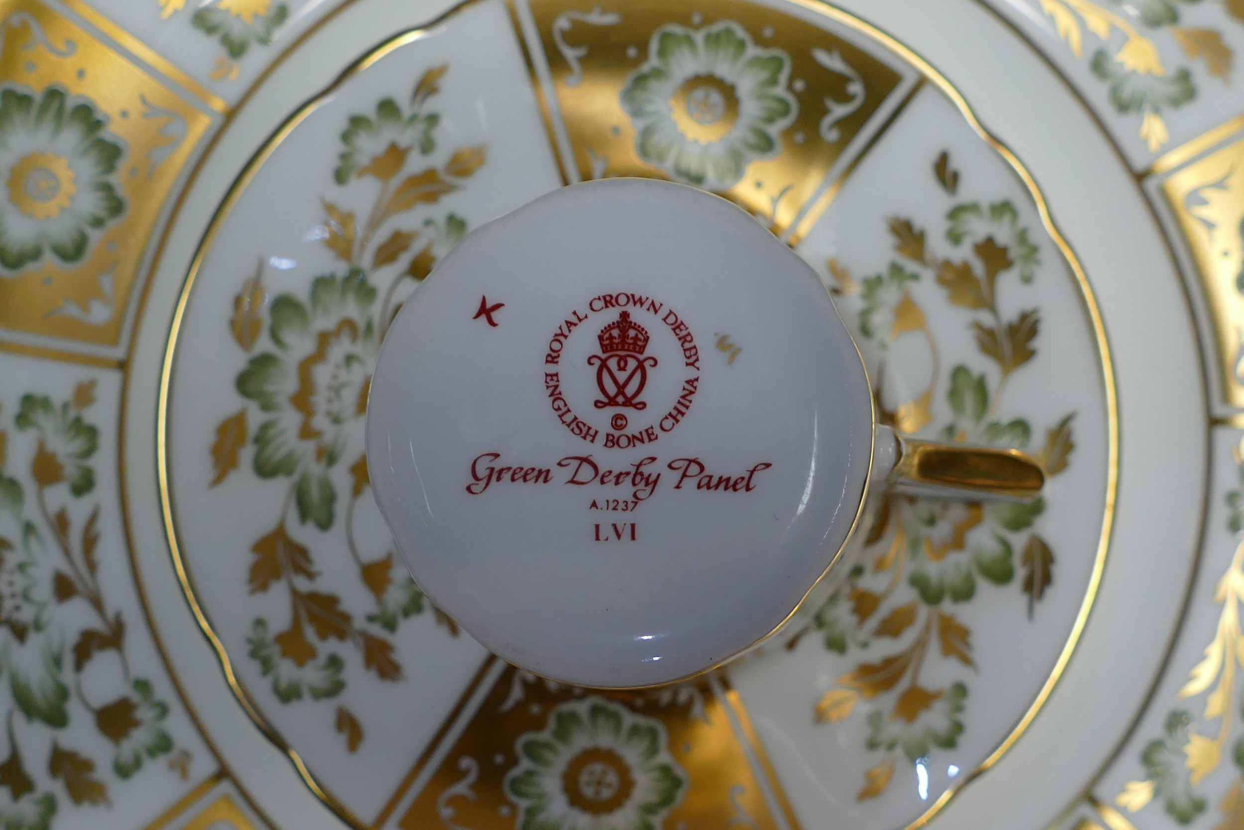 Royal Crown Derby, green Derby panel, thirty nine piece service to ...