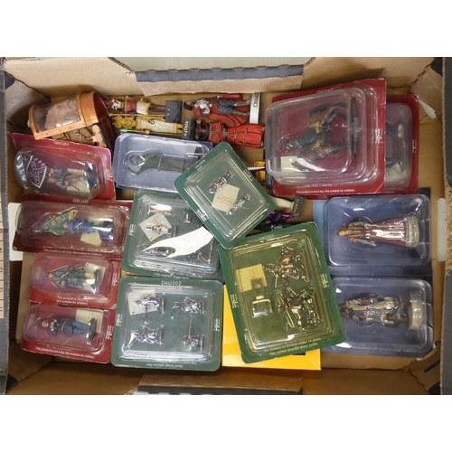 A mixed collection of loose and boxed hand painted scale figures to ...
