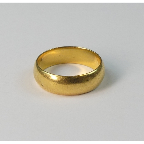 22ct gold wedding ring, size O, 6.8g.