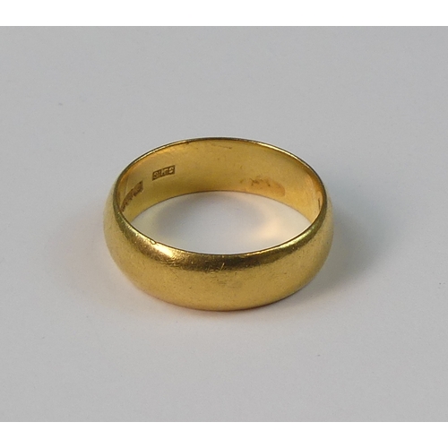 22ct gold wedding ring, size O, 6.8g.