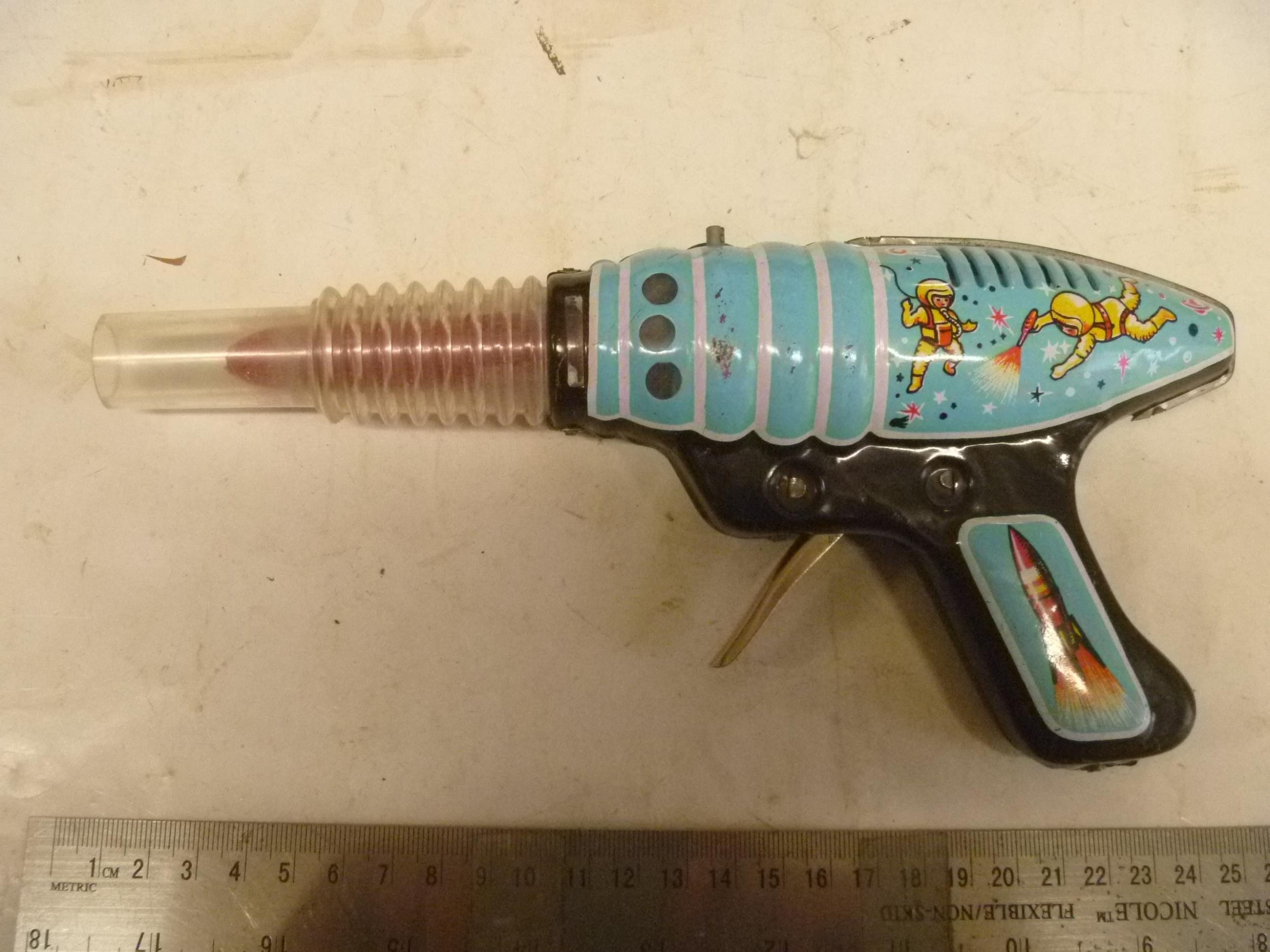 VINTAGE TINPLATE FRICTION 1970's LITHOGRPAHED SPACE RAY GUN (GC , WORKING)