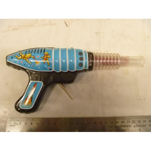 VINTAGE TINPLATE FRICTION 1970's LITHOGRPAHED SPACE RAY GUN (GC , WORKING)
