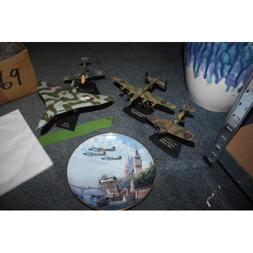 4 model planes & collectors plate