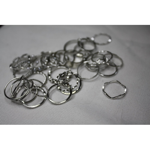 Quantity white metal rings