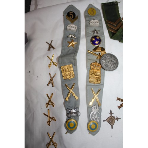 Group Swedish military buttons, cap badges etc- many by Sporrong Stockholm