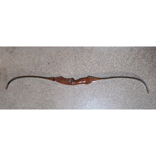 Damon Howatt 'Hunter' Petron hand crafted traditional recurve Bow. Amo ...