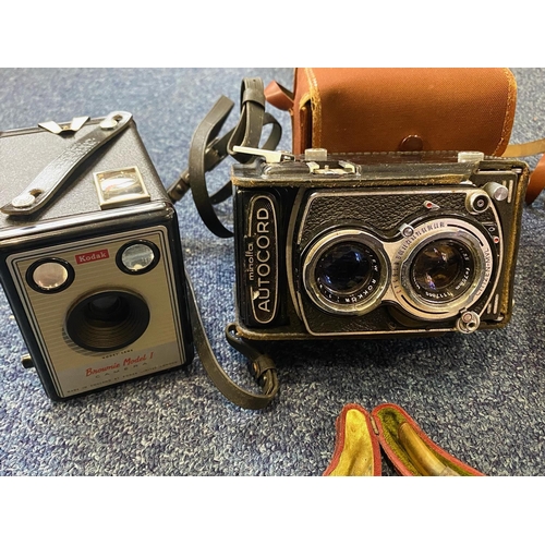 Quantity of Collectibles - comprising a Minolta Autocord Vintage Camera ...