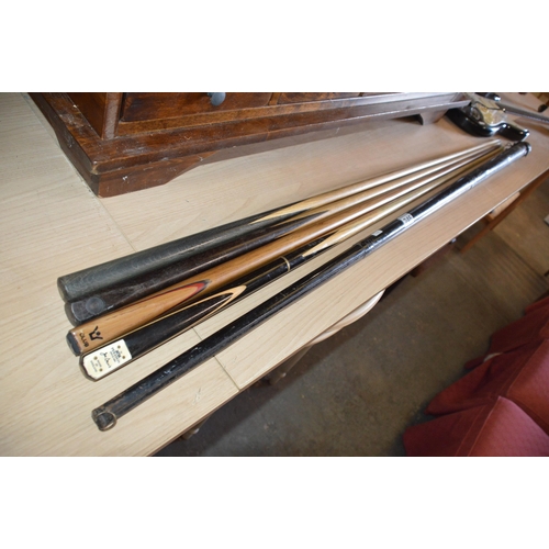 4 x pool cues