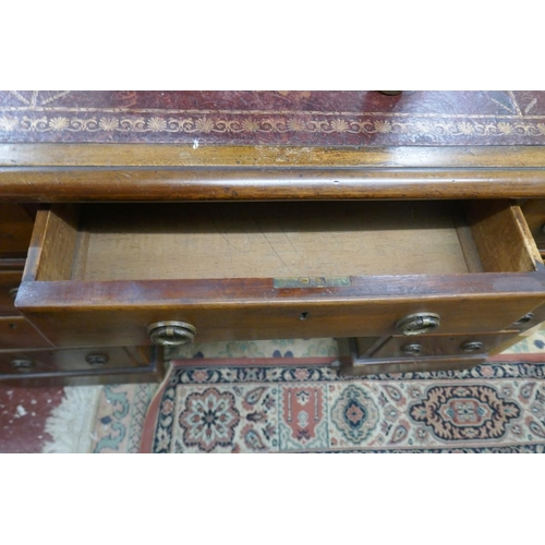 Pretty Victorian 3 part desk - Approx size W: 103cm D: 60cm H: 72cm