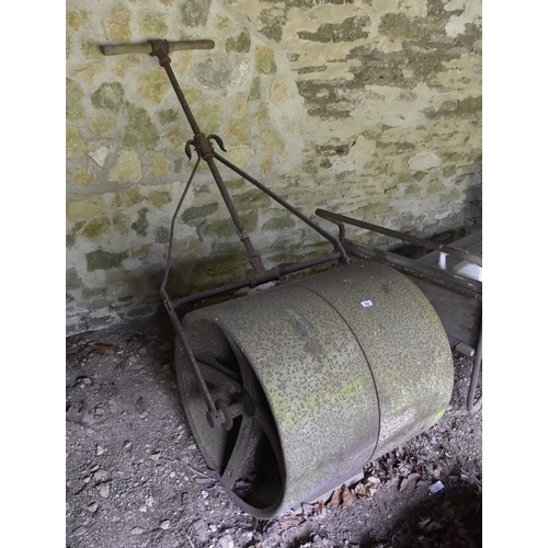 Large antique cast iron roller - PLEASE NOTE: Lots 451 to 555 are in ...