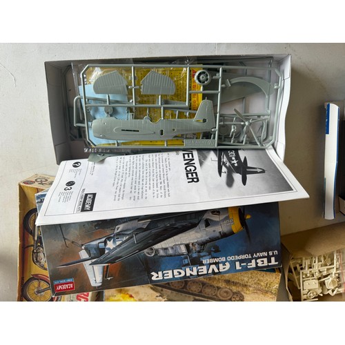 A selection of vintage to later model kits to include Airfix BSA C-15 ...