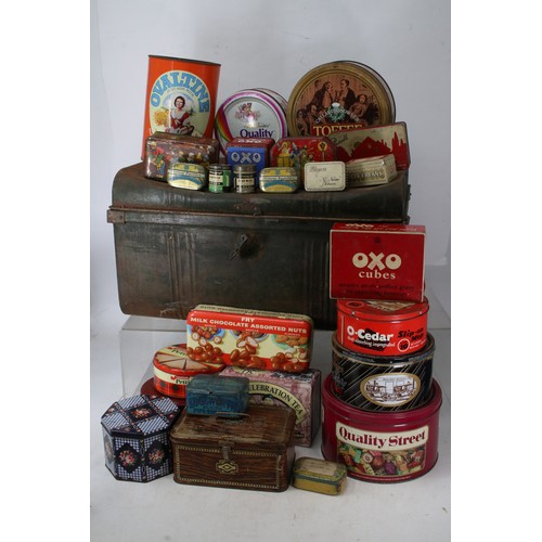 Tin trunk containing assorted vintage tins