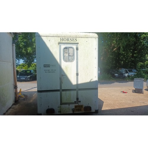 Equi-Trek Space-Treka horsebox trailer with key. Double axle. Separate ...