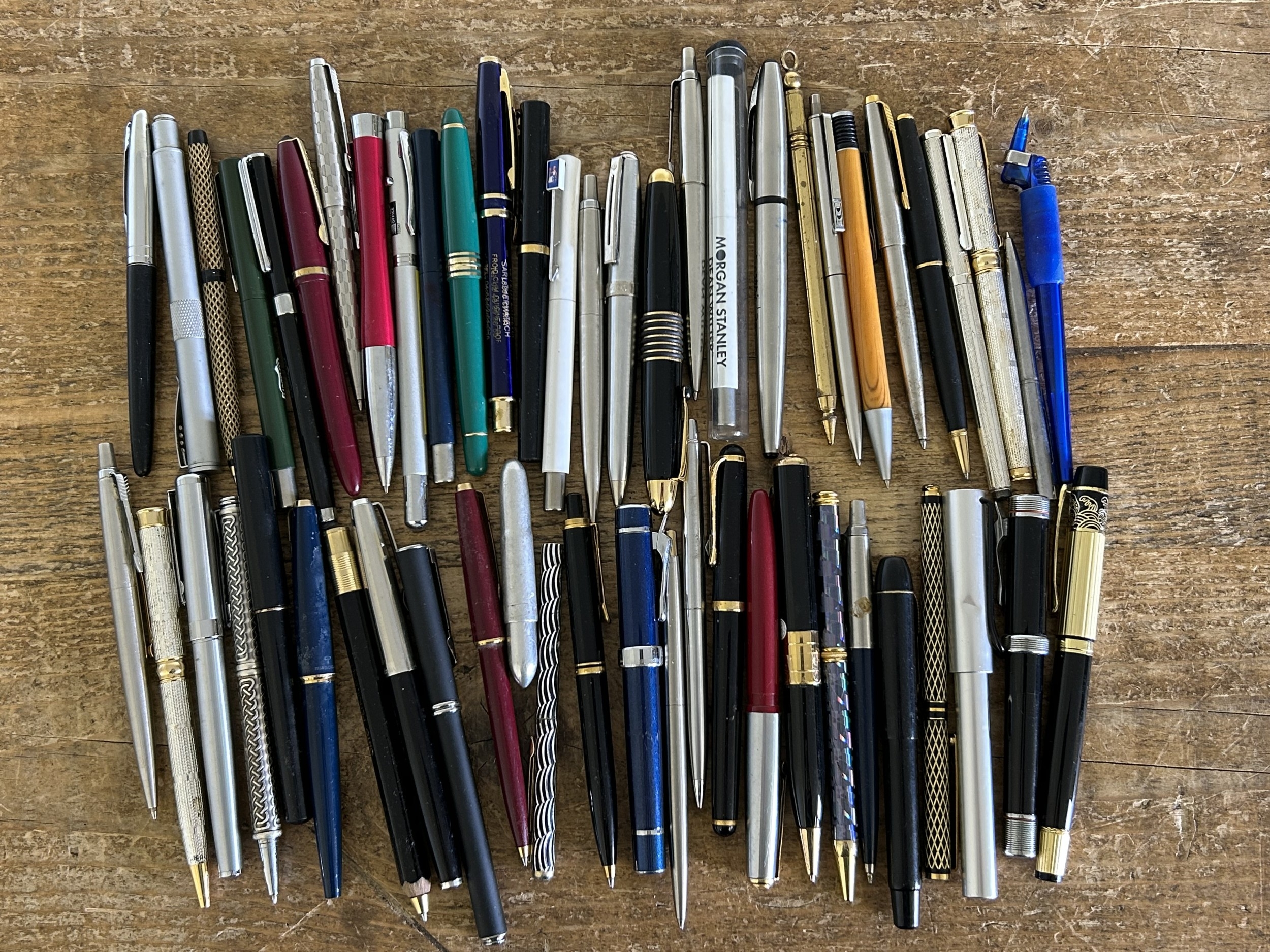 Various fountain pens and ballpoint pens to include Parker etc (various ...
