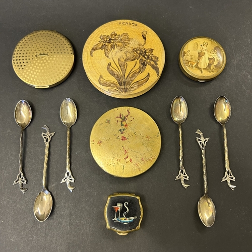 Four vintage powder compacts including Stratton, a wood example (one ...