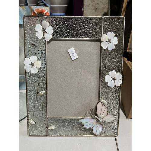 Pretty photo frame with flower and butterfly detail.