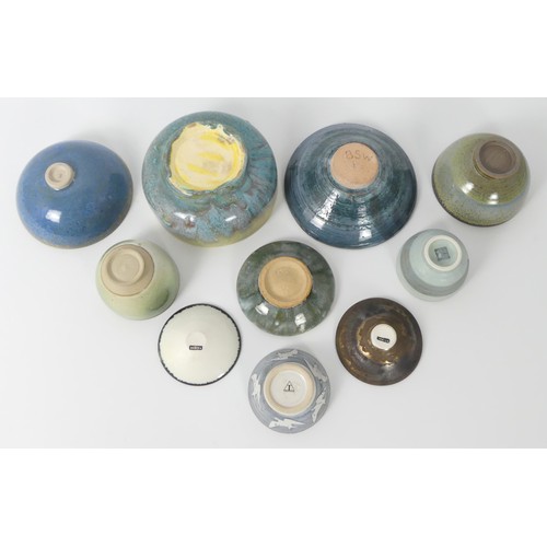 Ten studio pottery bowls, including Neil Tregear 'Swallows in Flight ...