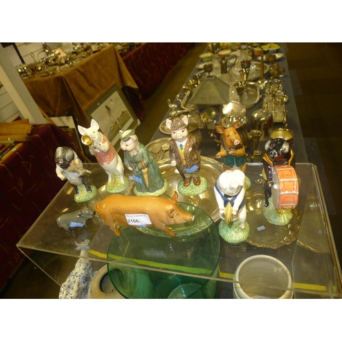 A 5-piece Beswick pig band, a Beswick gentlemen Pig and Lady Pig and 2 ...