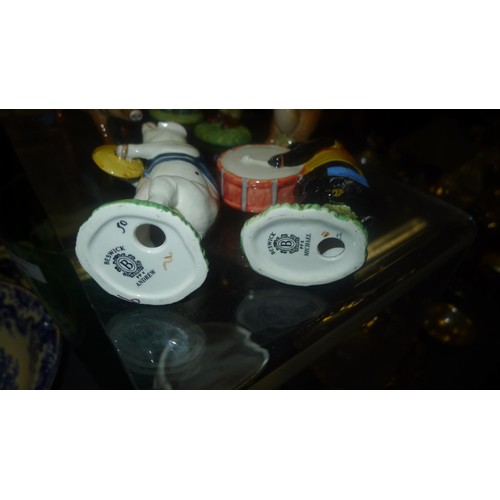 A 5-piece Beswick pig band, a Beswick gentlemen Pig and Lady Pig and 2 ...