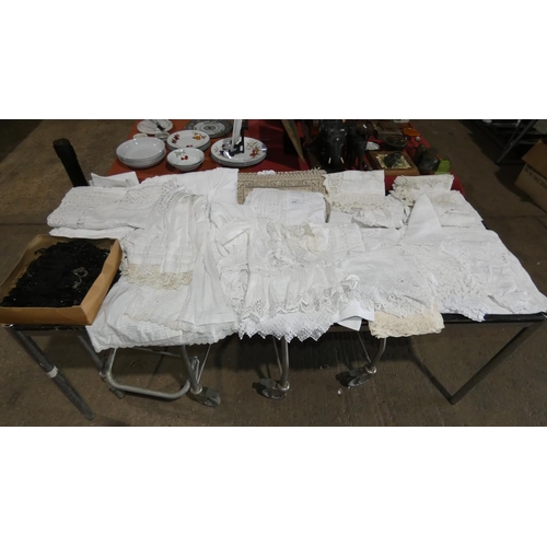 Large quantity of miscellaneous vintage linens and lace works including ...