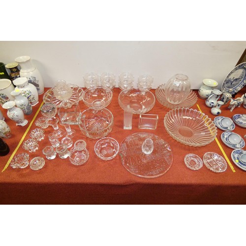 A quantity of miscellaneous decorative glassware