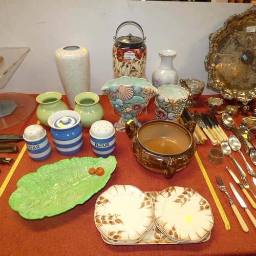 A floral patterned Royal Doulton and biscuit barrel, Two Beswick shell ...
