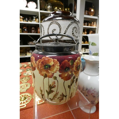 A floral patterned Royal Doulton and biscuit barrel, Two Beswick shell ...