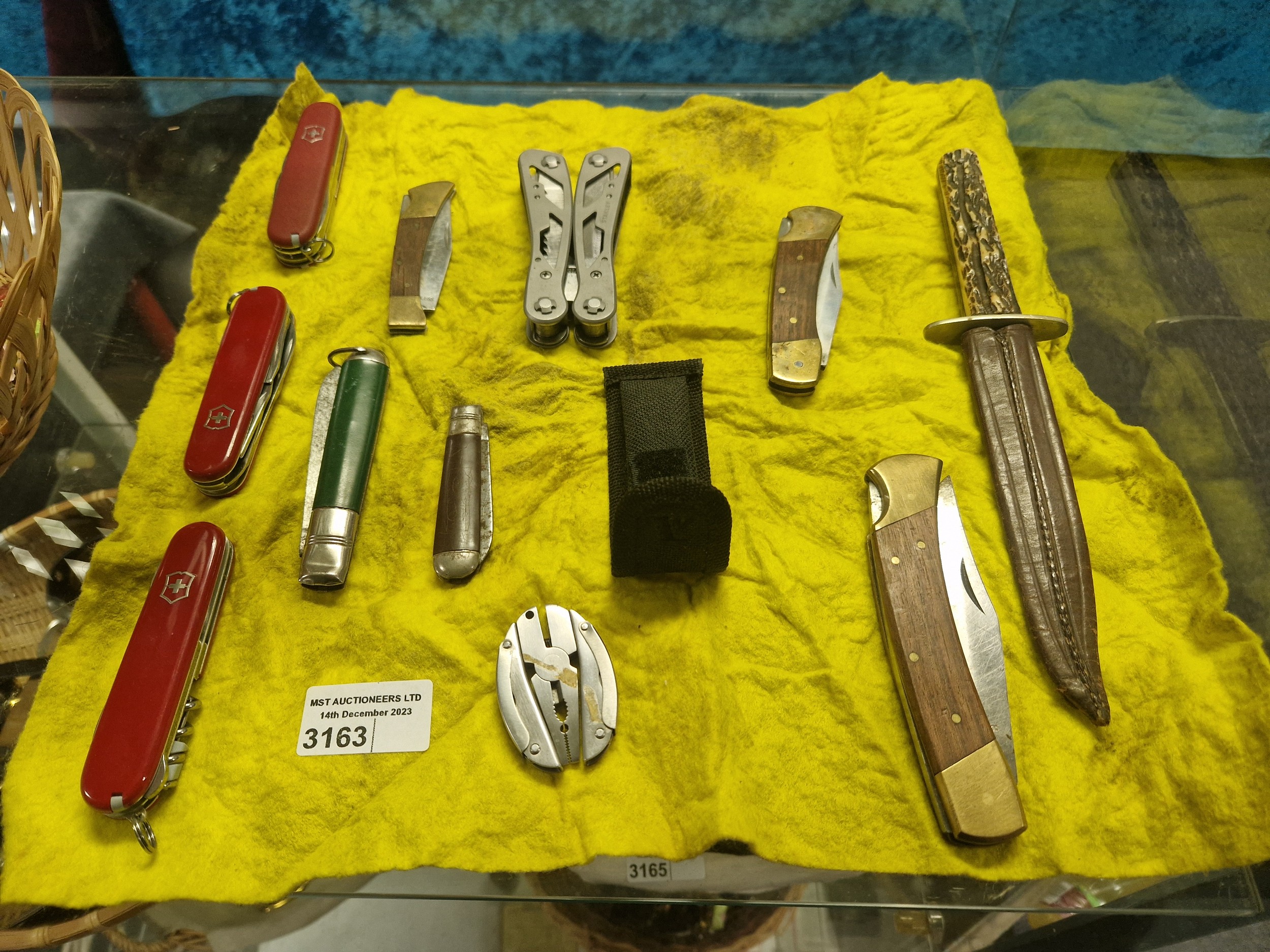 A collection of 12 miscellaneous vintage pen knives and sheath knives ...