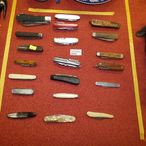 A collection of miscellaneous vintage pen knives