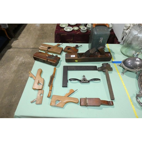 A quantity of miscellaneous vintage wooden and similar carpenters tools