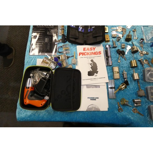 A large quantity of transparent locks, lock parts, keys, lock picking ...