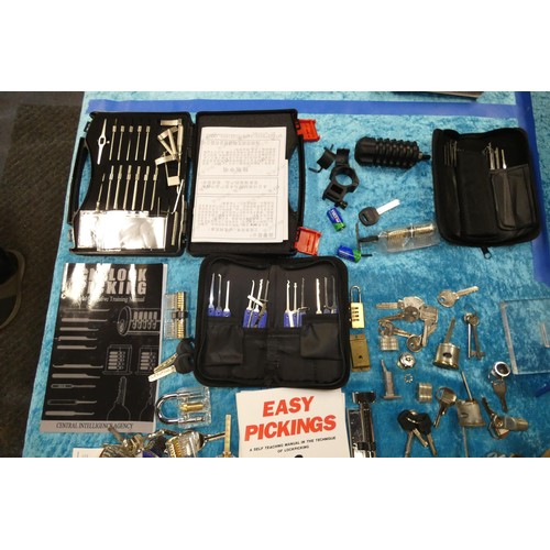 A large quantity of transparent locks, lock parts, keys, lock picking ...