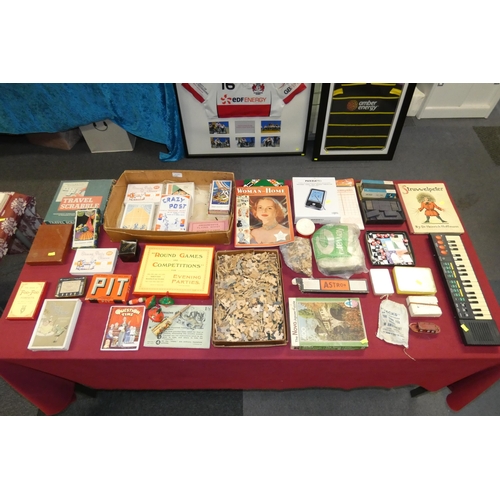 A collection of miscellaneous vintage party games, board games, jigsaws ...
