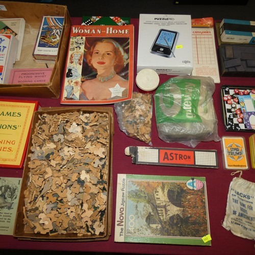 A collection of miscellaneous vintage party games, board games, jigsaws ...