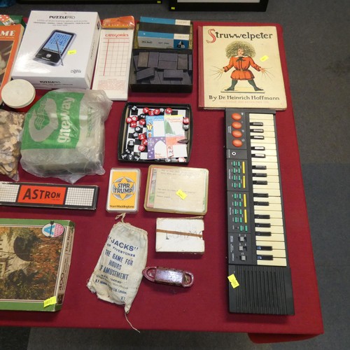 A collection of miscellaneous vintage party games, board games, jigsaws ...