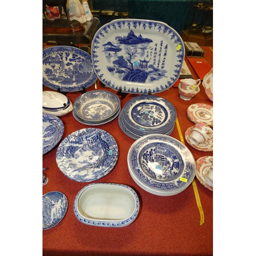 A large quantity of miscellaneous decorative willow pattern and other ...